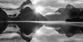 Obraz Milford Sound při východu slunce v černobílém provedení