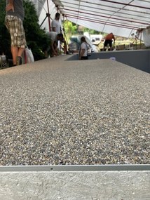Báča Beton Kamenný koberec na podlahu Occhialino Frakce: Jemná (0,7 – 1,8 mm), vydatnost setu 1,8 m², Doporučené použití v: exteriéru - dvousložkový polyuretan