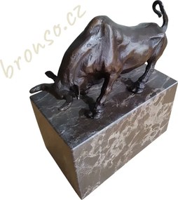 Impozantní bronzový býk Wall Street – symbol síly, úspěchu a prosperity, pravý bronz na mramoru