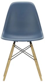 Eames Plastic Chair DSW medový jasan mořská modrá bílé na koberec Vitra