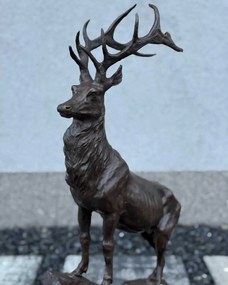Luxusní lovecká bronzová socha - Jelen na skále