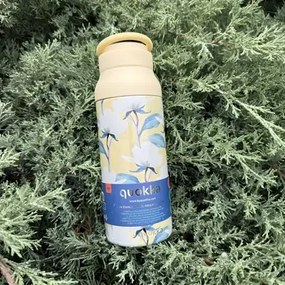 Quokka Echo Magnolia / Nerezová termoláhev s poutkem / 690 ml