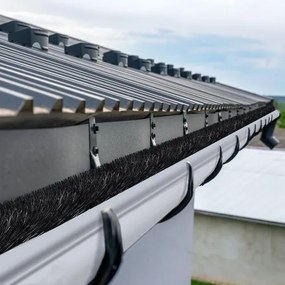 Kartáč na okapy, celková délka 36,6 m, průměr 11 cm
