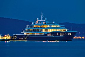 DIMEX | Vliesová fototapeta Luxusní jachta MS-5-2767 | 375 x 250 cm | modrá, žlutá