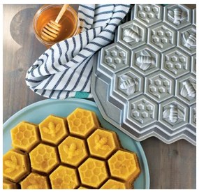 Nordic Ware Forma v tvaru včelí plástve Honeycomb Pull-Apart zlatá 2,4 l