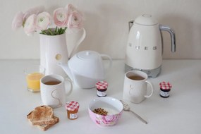 Krémová rychlovarná konvice z nerezové oceli 1,7 l Retro Style – SMEG