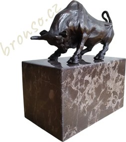 Impozantní bronzový býk Wall Street – symbol síly, úspěchu a prosperity, pravý bronz na mramoru