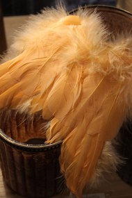 Lososová vánoční ozdoba křídla z peří 16cm
