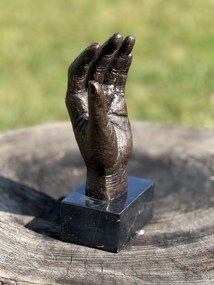 Bronzová socha Ruka – symbol síly a tvořivosti