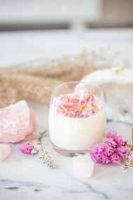 YogaDay Zamilovaná svíčka s květy a růženínem