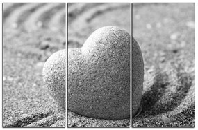 Obraz na plátně - Kámen ve tvaru srdce na písku 1161QB (90x60 cm  )