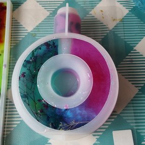 Designová váza z pryskyřice – vrstvená technika, drcené sklo, květiny (18 cm)
