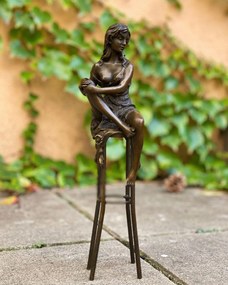 Bronzová socha - Svůdná nahá žena sedící na barové židle