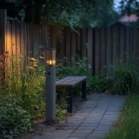 Venkovní lampa tmavě šedá s kouřovým sklem 80 cm IP44 se zásuvkou a senzorem pohybu - Malios