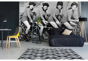 DIMEX | Samolepicí vliesová fototapeta na zeď Ženy na kole MA-5-0260 | 375 x 250 cm | černobílá