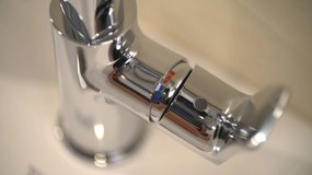 Hansgrohe Metris New, umyvadlová baterie s otočným výtokem a výpustí, chromová, 31087000