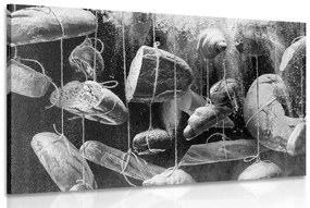 Obraz visící pečivo na laně v černobílém provedení - 90x60 cm