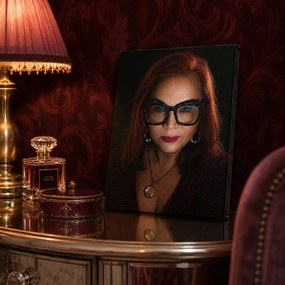 Dark Moody Studio – Dramatický studiový portrét na plátně z vaší fotky