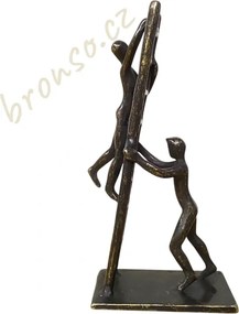 Soška Společně k vrcholu – bronzová figurka symbol spolupráce a úspěchu | Elegantní dekorace