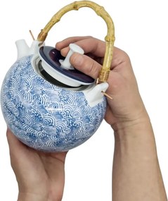 Porcelánová čajová souprava Mizu pro dva, 800 ml – japonský motiv Seigaiha a sítko