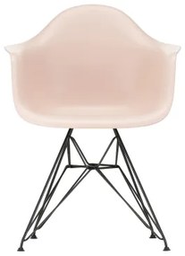 Eames Plastic Armchair DAR černě lakovaná světle růžová bílé na koberec Vitra