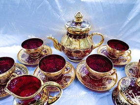 Luxusní červená čajová souprava zdobená zlatem