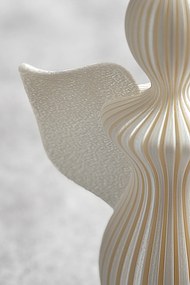 ANDĚL CARO - Designová soška ve tvaru anděla, s jemným vzorem, bílá