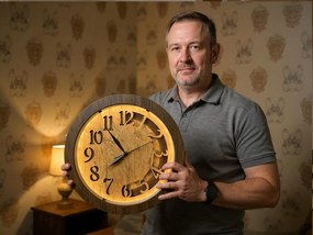 Li-Go "Inverzní ciferník" světelné hodiny s powerbankou a pohybovým čidlem/dub velikost svítidla/hodin: 31 cm