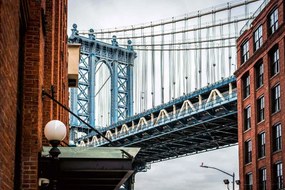 DIMEX | Samolepicí vliesová fototapeta na zeď Manhattanský most MA-5-2976 | 375 x 250 cm | modrá, červená, šedá