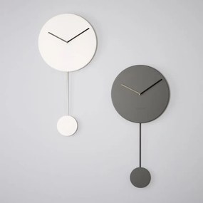 Bílé nástěnné hodiny ZUIVER MINIMAL s kyvadlem