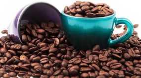 Tapeta šálek plný kávových zrn - 375x250 cm