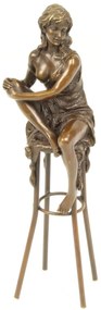 Bronzová socha - Svůdná nahá žena sedící na barové židle