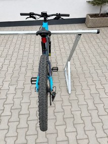Stojan na kola za sedlo KS-930 | Česká výroba | KACERLE Povrchová úprava: žárový zinek, Délka stojanu: 2,5 m