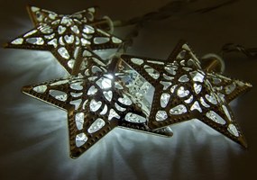 LED světýlka na baterie, 1,3 m, kovové hvězdy, ledově bílá, 10 diod, čirý kabel, IP20 interiér, 2× AA