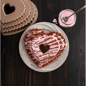 Forma na bábovku v karamelové barvě Nordic Ware Heart, 2,8 l