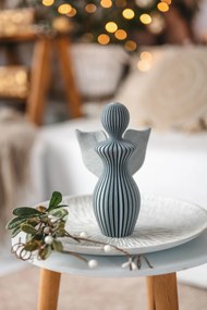 ANDĚL CARO - Designová soška ve tvaru anděla, s jemným vzorem, kamená šeď