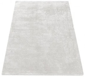 Krémový koberec s vyšším vlasem