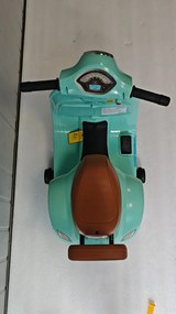 AIYAPLAY Elektro motorka pro děti Mini Vespa GTS 6V s lithiovou baterií, ergonomické sedadlo, opěrka zad, 1,5-3 roky 370-484V90GN