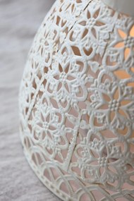 Krémová antik kovová lucerna s krajkovým vzorem Chic Antique – Ø 18*16 cm