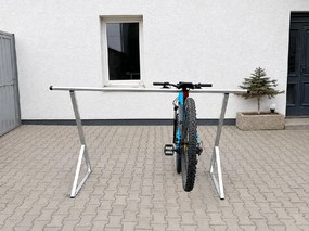 Stojan na kola za sedlo KS-930 | Česká výroba | KACERLE Povrchová úprava: žárový zinek, Délka stojanu: 2,5 m