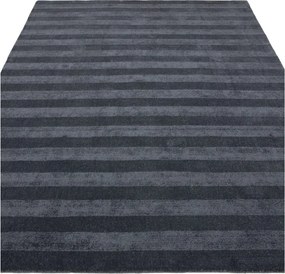 Tmavě modrý ručně tkaný koberec z recyklovaných vláken 160x230 cm Connor – MADE