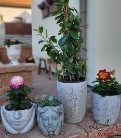 Šedý cementový květináč hlava dívky v dlaních S - 14*16*17 cm