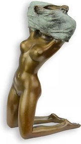Bronzová soška nahá žena svlékání akt