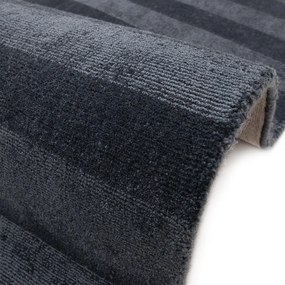 Tmavě modrý ručně tkaný koberec z recyklovaných vláken 160x230 cm Connor – MADE