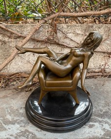 Erotická bronzová socha soška - Nahá sexy žena na křesle 2