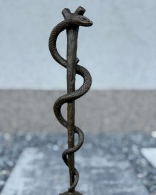Bronzová socha Hůl Asklépia - lékařská symbolika