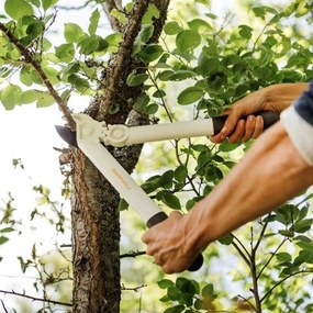 Pákové zahradní nůžky Fiskars PowerGear™ White L32 1026930