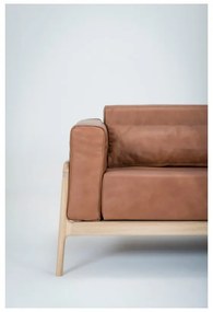 Koňakově hnědá pohovka z buvolí kůže s konstrukcí z masivního dubového dřeva Gazzda Fawn,180 cm