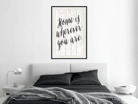 Plakát Home Is Wherever You Are - černý anglický text na dřevěném pozadí