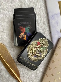_Ostatní 1_ Hra karty hrací Harry Potter Bradavice v plechové krabičce dárkové balení pp11186hpepm